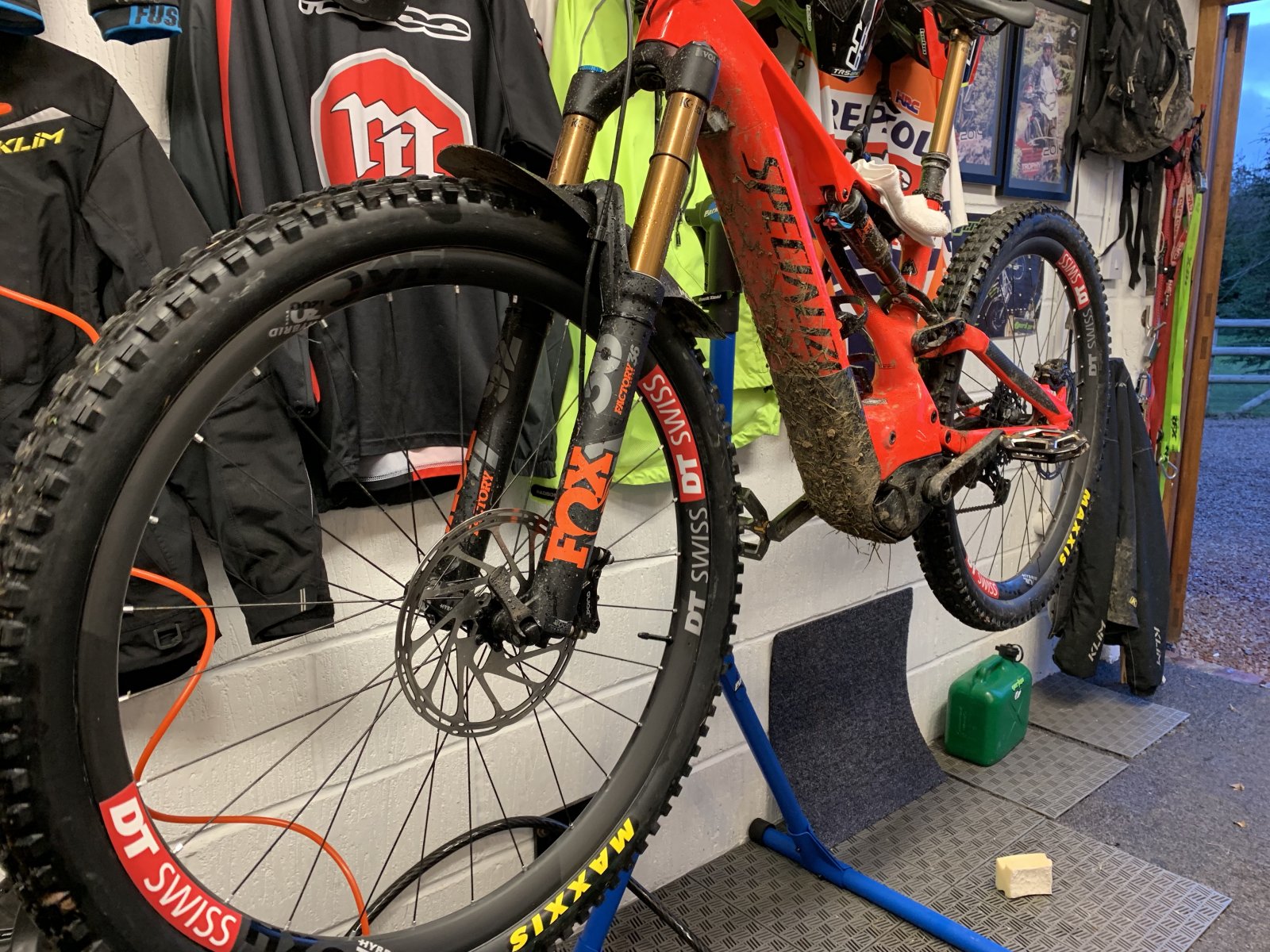 Pictures of the new Levo with a few upgrades @ Raceco. | Page 2 | EMTB ...