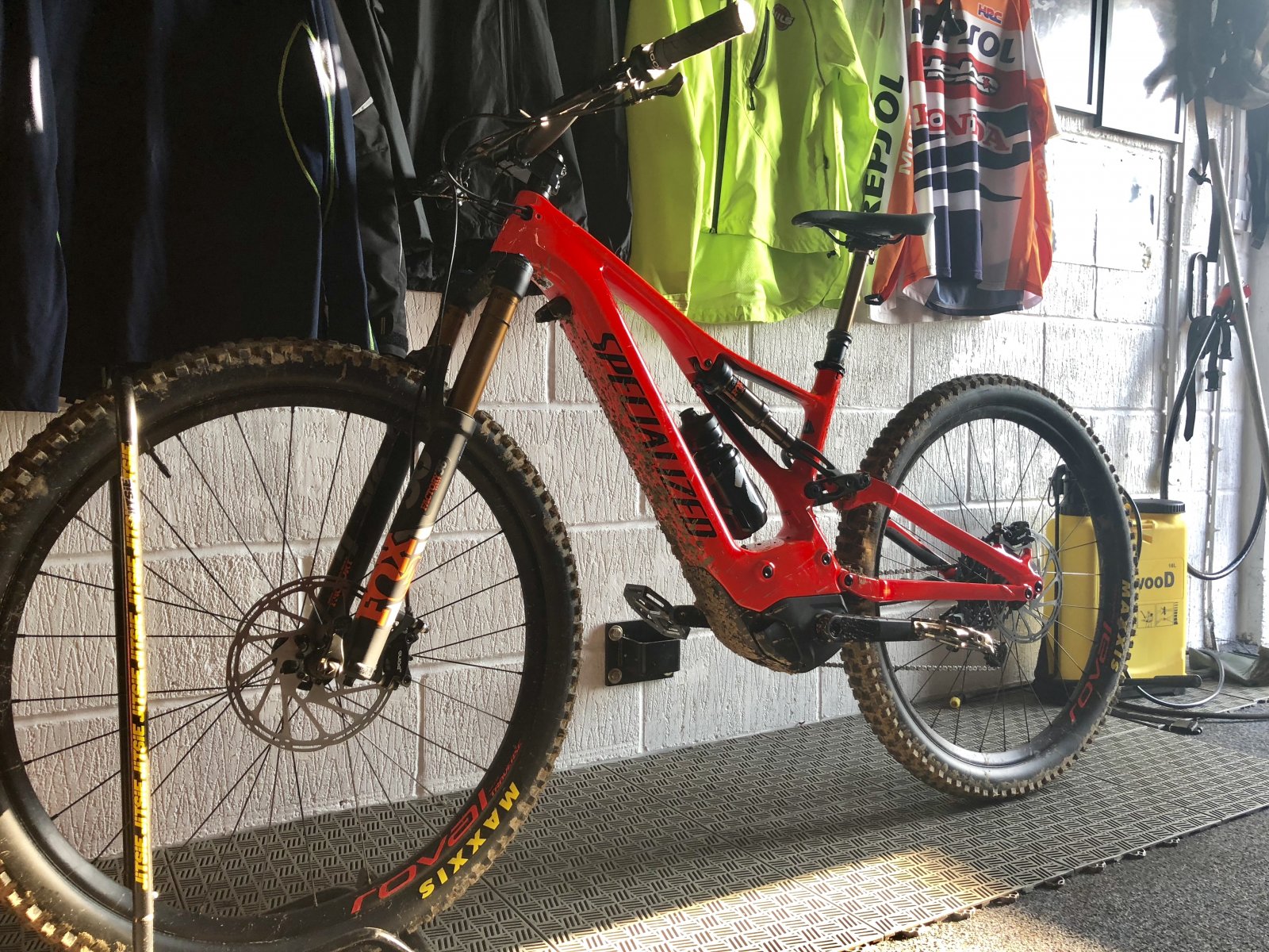 Pictures of the new Levo with a few upgrades @ Raceco. | EMTB Forums