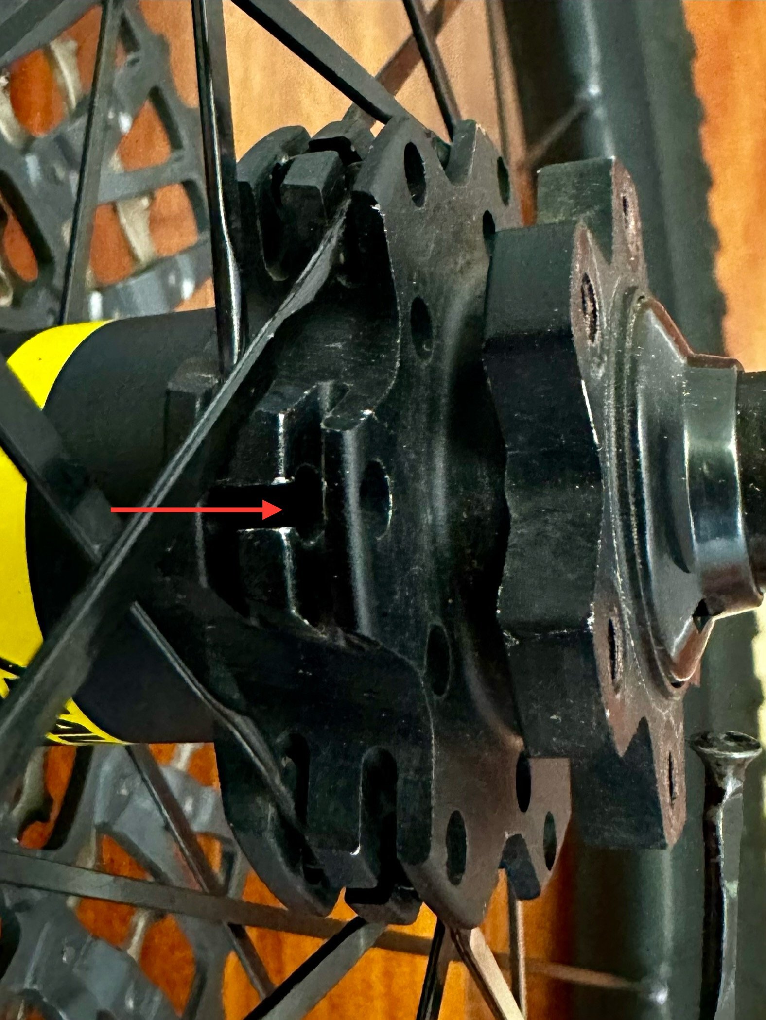 Mavic E-Deemax: How to locate the straight-pull spoke in the hub ...
