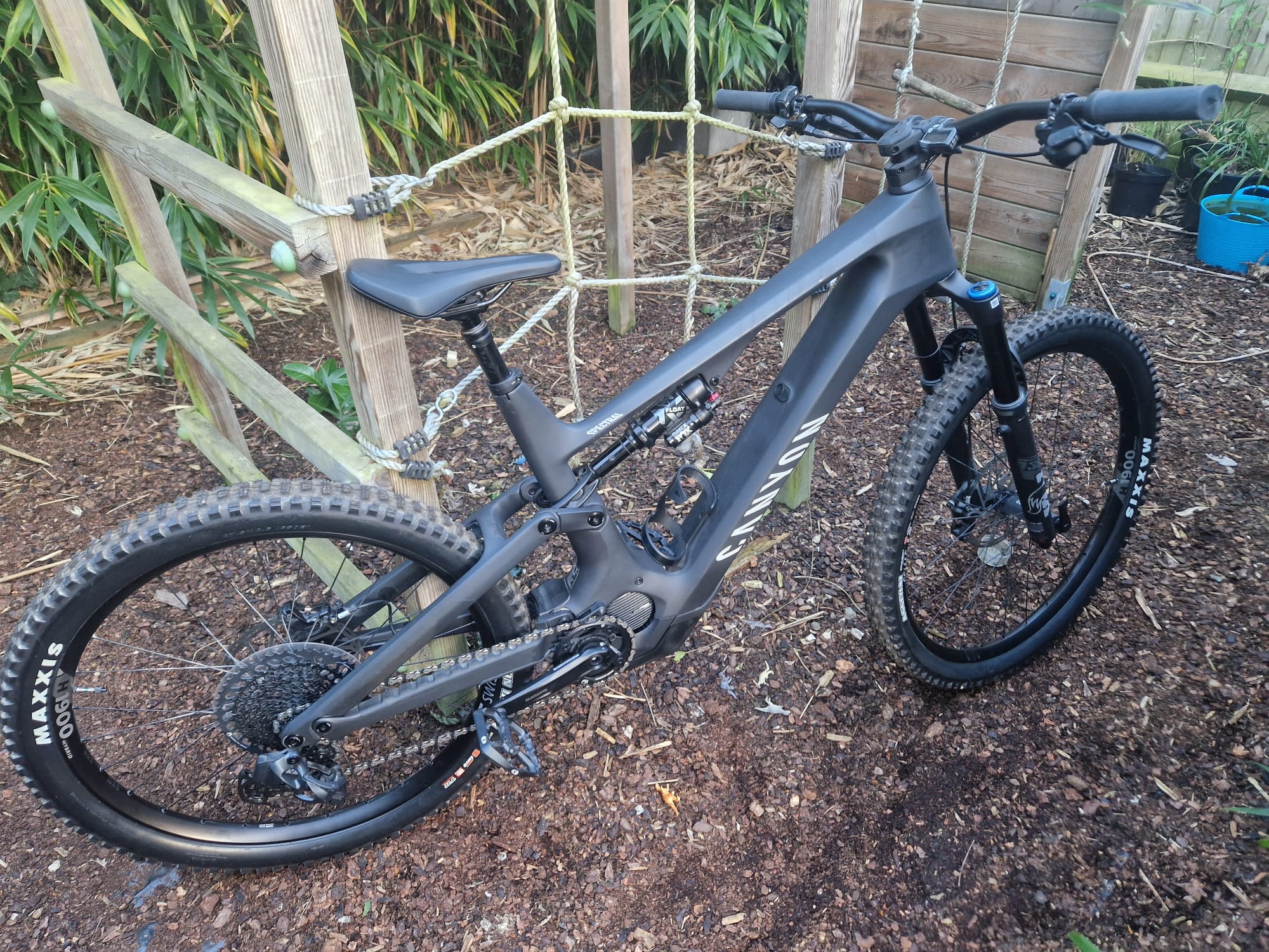 Sold - 2023 Canyon Spectral:On CF9 XL: £3,000 (with new 900wh battery ...